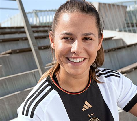 Dfb Trikot Für Wm In Katar Und Frauen Wm Offiziell Vorgestellt Mopo