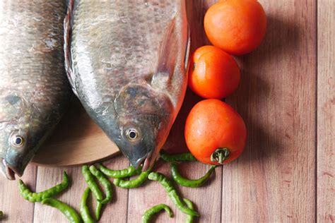 식탁에서 요리를 준비하기 위해 도마에 신선한 생선을 새어 가득 찬에 대한 스톡 사진 및 기타 이미지 가득 찬 감자 요리 건강한 생활방식 Istock