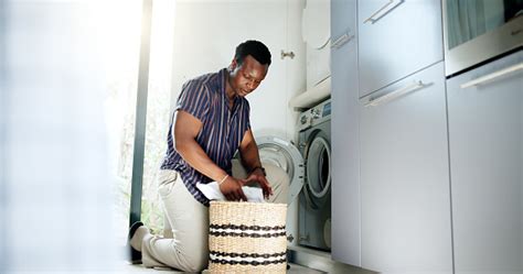 세탁실 흑인 남성 세탁기가 있는 빨래 바구니 하우스키핑 및 깨끗한 침구를 위한 청소 루틴 위생 사람과 직물 화장실에서 집안일과
