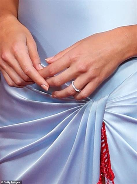 Margot Robbies Ring Riddle Star Ditches Her Wedding Band During Her