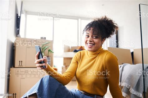 제거 상자에 둘러싸여 이동 하루에 새로운 가정의 라운지에서 휴대 전화를 가진 젊은 여자 행복에 대한 스톡 사진 및 기타 이미지