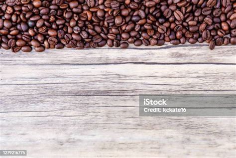 나무 배경에 커피 콩 커피 더미 나무 배경에 커피 콩 맨 위 보기입니다 공간을 복사합니다 0명에 대한 스톡 사진 및 기타 이미지 Istock