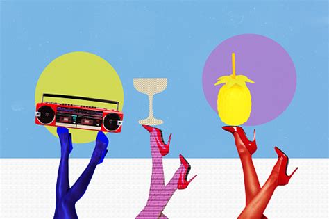 3d 스케치 트렌드 콜라주 포스터 여성 다리 발 뒤꿈치 보류 칵테일 글라스 마실 것 마티니 주말 편하게 하다 디스코 붐 박스 음악 이벤트 고풍스런에 대한 스톡 사진 및 기타