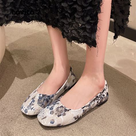 Lovito Women Elegant Plain Flowers Retro Versatile Soft Bottom Light