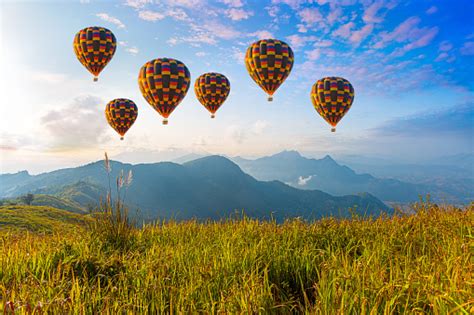아름다운 풍선과 산 열기구와 산과 아름다운 하늘 안개의 산과 바다를 통해 비행 다채로운 열기구 도이 인타논 자연 공원 치앙마이 태국 0명에 대한 스톡 사진 및 기타 이미지