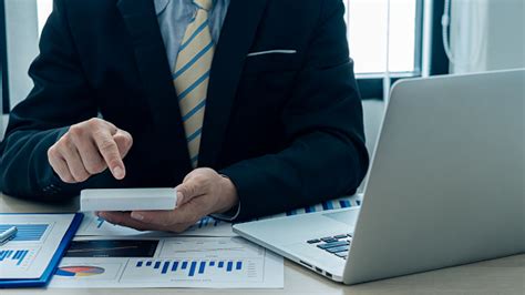 계산기를 누르고 계산하고 분석하고 그래프로 작성하고 차트로 작성하고 노트북에서 일하는 회계 작업자의 손 재무 보고서 또는 회사 이익을 조언하는 은행 직원 검사 보기에 대한