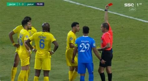 خبير تحكيمي يحسم الجدل بشأن طرد لاعب النصر العمري أمام الهلال
