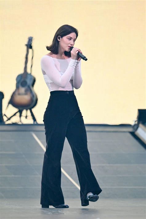 Gracie Abrams In 2025 Famous Outfits Outfits Fashion Inspo Outfits