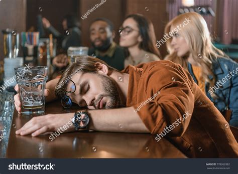 116件の「drunk Woman Sleeping Bar Counter」の画像、写真素材、ベクター画像 Shutterstock
