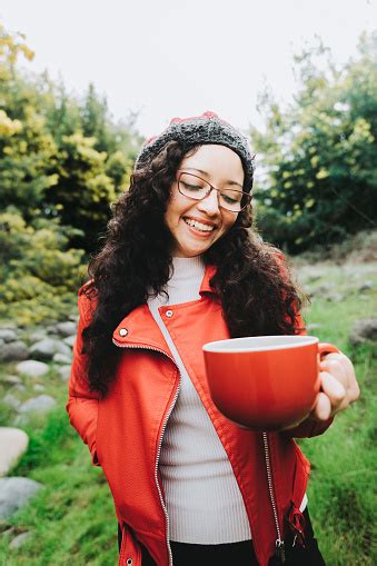 빨간 가죽 재킷 안경 및 양모 모자를 착용하고 자연에서 뜨거운 커피를 마시는 웃는 갈색 머리 여자 35 39세에 대한 스톡 사진 및 기타 이미지 Istock