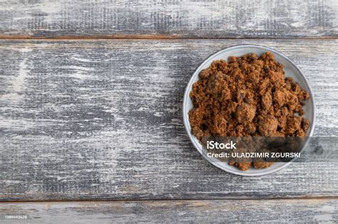 회색 나무에 정제되지 않은 지팡이 설탕이있는 접시 상단보기 복사 공간 갈색에 대한 스톡 사진 및 기타 이미지 갈색 거친 건강에 좋지 않은 음식 Istock