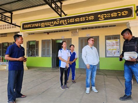អ្នកឧកញ៉ា សួរ វីរៈ ឆ្លៀតទំនេរពីការងារ ចូលមើលវឌ្ឍនភាពនៃការសាងសង់អគារសិក្សា ជូនក្មេងតូចៗ
