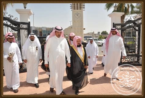 من اليمين محمد بن احمد الدموخ ويليه الشيخ عبد الله بن سليمان المنيع عضو