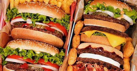 햄버거와 감자 튀김으로 가득 찬 두 개의 쟁반 사진 Unsplash의 패스트푸드 이미지