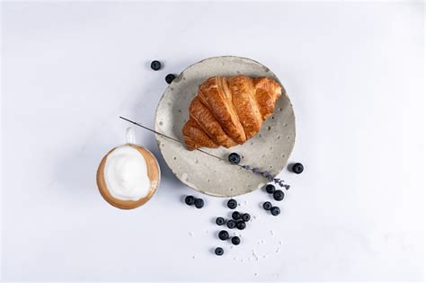 신선한 베리와 커피 한 잔을 대리석 질감의 배경에 크림과 함께 접시에 크루아상 맨 위 보기입니다 갈색에 대한 스톡 사진 및 기타 이미지 Istock