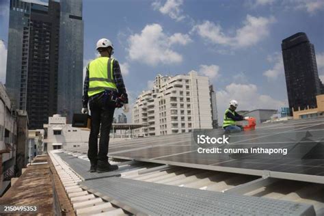 품질 보증 및 유지 보수를 위해 옥상 태양 전지판 설치 작업을 하는 두 명의 남성 태양광 엔지니어 2명에 대한 스톡 사진 및 기타 이미지 Istock