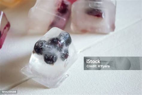 얼음에 과일과 열매 흰색 바탕에 과일이 있는 얼음 조각 여름에는 몇 년 과일 향이 난다 얼음 조각에 과일 조각입니다 0명에 대한 스톡 사진 및 기타 이미지 Istock