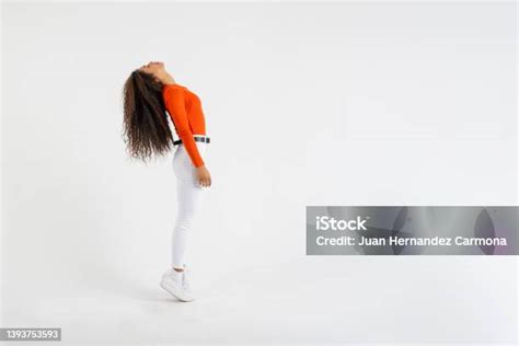 발끝으로 서서 하얀 배경에 머리를 뒤로 던지는 젊은 여성 민첩성에 대한 스톡 사진 및 기타 이미지 민첩성 개성 개념 등 Istock
