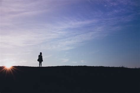 무료 이미지 수평선 산 구름 하늘 소녀 해돋이 일몰 햇빛 아침 언덕 바람 새벽 황혼 서 있는 저녁 어린 날씨 장면 에스 모양 여자