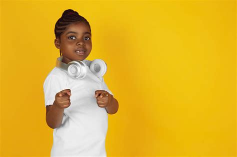 노란 스튜디오 배경에 고립 된 작은 아프리카 계 미국인 소녀의 초상화 감정에 대한 스톡 사진 및 기타 이미지 감정 개념 공부 Istock