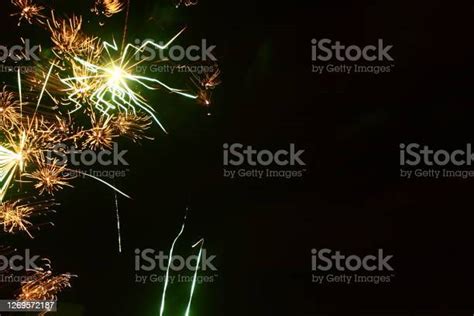 새해 전야와 크리스마스 축하 행사에서 불꽃 놀이 불꽃 놀이 불꽃 재료 불꽃 다른 색상과 연기의 불꽃 어두운 밤 하늘 검은 하늘의 비 폭발적인 연소에 의한 불꽃 놀이 불꽃