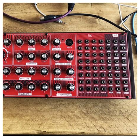 Behringer Neutron Semi Modular Synth Na