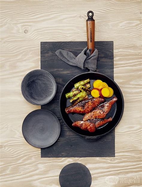 차가운 바닷바람을 머금은 겨울의 제철 생선은 단단하게 살이 올라 유난히 큼직하고 싱싱하다 담백한 구이부터 탕이나 찜 조림까지 어떤 형태의 요리도 제맛을 즐기기에 좋다