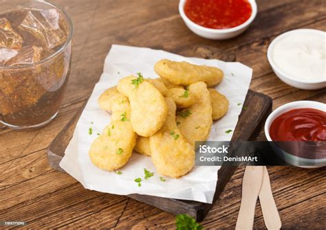 나무 배경에 콜라와 케첩 한 잔도마에 버터 치킨 너겟 사워 크림과 달콤한 칠리 소스 갈색에 대한 스톡 사진 및 기타 이미지 갈색 고기 노랑 Istock