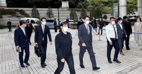 [포토]법정 들어서는 이재용 삼성전자 부회장