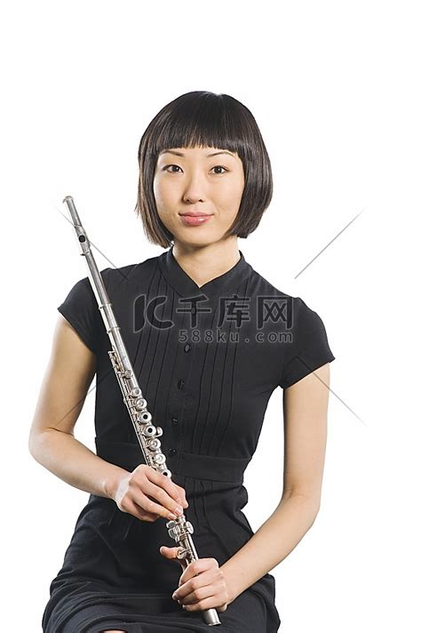 年轻的韩国女子手持长笛的肖像高清摄影大图 千库网