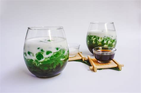 에스 센돌 또는 다웨트는 쌀가루 야자 설탕 코코넛 밀크 판다누스 잎으로 만든 인도네시아 전통 아이스 디저트입니다 Es Cendol은 라마단의 거룩한 달 동안 매우 인기가