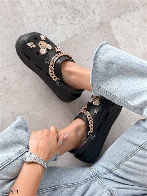 Крокси чорні з джибітсами — ціна 1043 грн у каталозі Шльопанці Купити жіночі речі за доступною