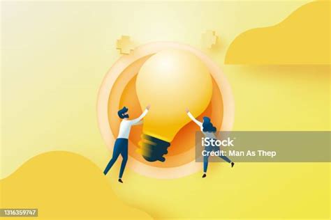 창조적 인 아이디어 혁신 노란색 배경에 큰 빛 볼브를 들고 남성과 여성과 브레인 스토밍 개념 웹사이트 방문 페이지 벡터 그림입니다 전등에 대한 스톡 벡터 아트 및 기타