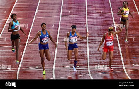 United States Phyllis Francis Second Left Crosses The Finish Line To