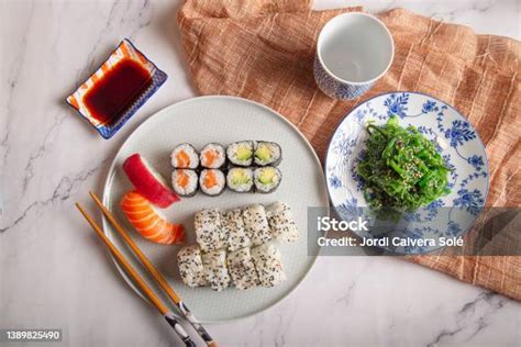대리석 테이블에 초밥 마키 미역 세트 복사 공간이 있는 위쪽 보기 0명에 대한 스톡 사진 및 기타 이미지 0명 개체 그룹 건강한 생활방식 Istock
