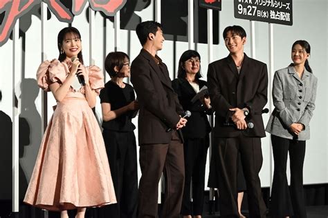 緊張のあまり、チ・チャンウク（中央右）と逆方向を向きながら話し続ける島崎遥香（左）。 チ・チャンウクと念願の初対面果たした島崎遥香、好きな