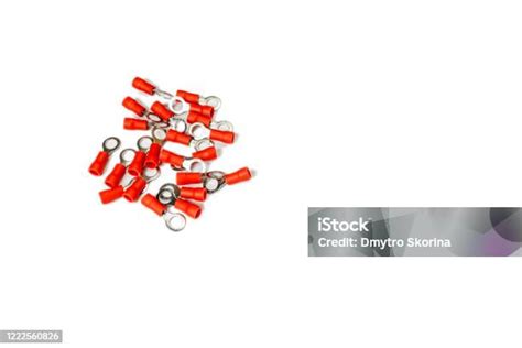 흰색 배경에 절연 크림프 단자가 있는 전기 전선용 커넥터가 분리됩니다 전기 삽 터미널 총알 엉덩이 커넥터 격리 0명에 대한 스톡 사진 및 기타 이미지 Istock