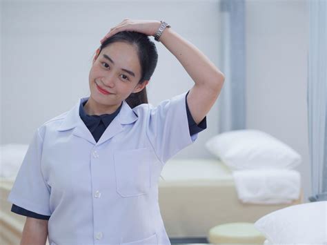 [กายภาพเบาๆ] สวัสดีครับ กายภาพเบาๆวันนี้ จะมาแนะนำท่าบริหารยืดกล้ามเนื้อ ลดอาการปวดคอบ่า สำหรับ