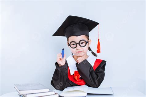 졸업 시즌 주간 소녀 흰색 배경 손을 끌어 턱 생각 사진 사진과 함께 사진 아이 졸업 시즌 어린이 날 배경 일러스트 및 사진 무료 다운로드 Pngtree