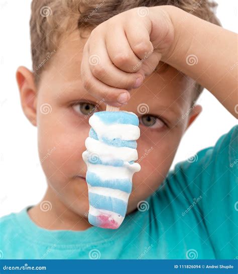 Мальчик есть мороженое на белой предпосылке Стоковое Фото изображение насчитывающей ребенок