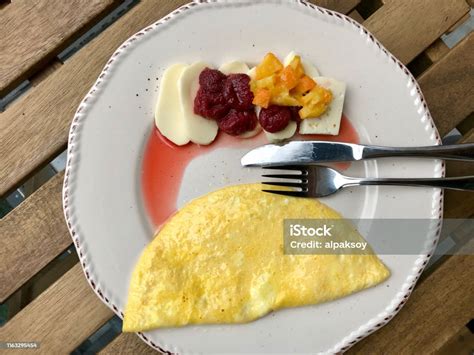 염소 치즈 딸기 오렌지 잼 마멀레이드를 곁들인 접힌 오믈렛 0명에 대한 스톡 사진 및 기타 이미지 0명 건강한 식생활 노랑 Istock