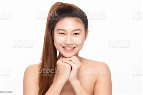 아름다운 매력적인 매력적인 아시아 젊은 여성은 건강한 깨끗하고 신선한 피부 흰색 배경 뷰티 화장품 개념에 고립 된 행복하고