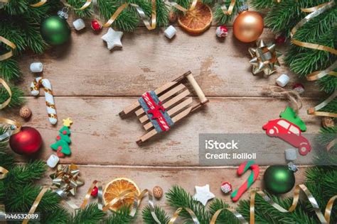 나무 배경에 크리스마스 장식이 있는 전나무 나뭇가지 평평한 누워 텍스트를 위한 공간 0명에 대한 스톡 사진 및 기타 이미지