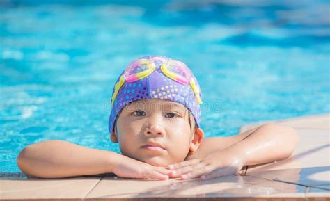 Petite Fille Asiatique Mignonne Sur Le Costume De Bikini Photo Stock