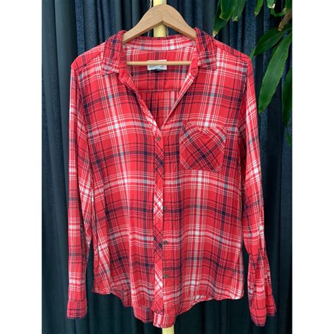 เสืัอเชิ้ตผ้านิ่ม งานแบรนด์ มือสองสภาพดี สะอาด งานแพคถุง Size หน้าผ้าอก50”ยาว29”วงไหล่ 12”แขนยาว