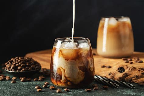 크림이 쏟아진 키가 큰 유리잔에 담긴 아이스 커피 어두운 콘크리트 테이블 위에 얼음 조각과 콩 슛 스포츠에 대한 스톡 사진 및 기타 이미지 Istock