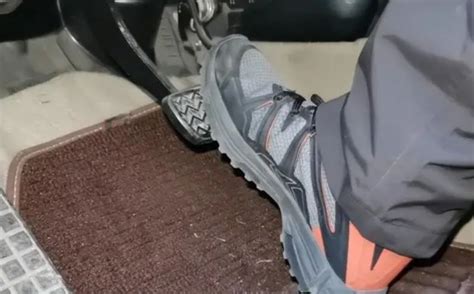 坡起怎么避免熄火溜车 有驾