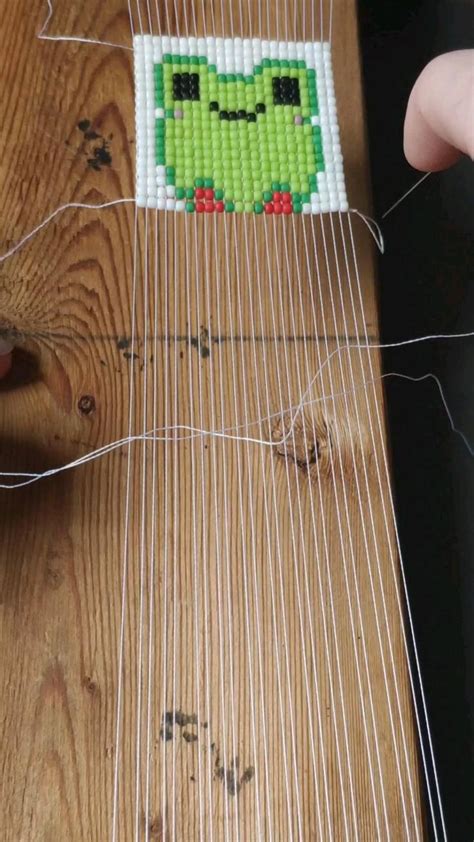 Процесс плетения лягушки 🐸 из бисера на самодельном станке Схема плетения лягушки в лево 👉