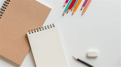 연필 지우개와 흰색 바탕에 색 연필 빈 나선형 노트북을 엽니다 0명에 대한 스톡 사진 및 기타 이미지 0명 갈색 개념