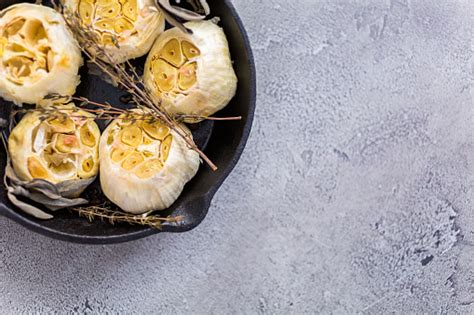 주철 프라이팬에 향신료로 만든 구운 마늘 스프레드 레시피 검은색에 대한 스톡 사진 및 기타 이미지 검은색 로즈마리 마늘 Istock